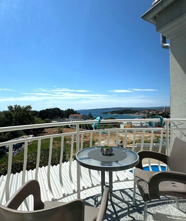 Apartment Rosmarin Nr. 2 In Stadt Krk Mit Blick Auf Meer Und Altstadt, Strandnah - Vrbnik