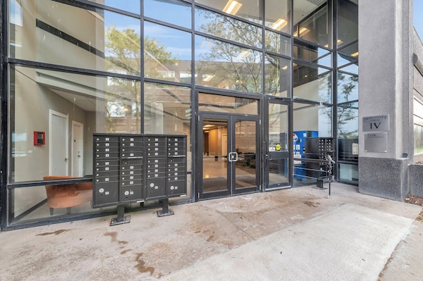 Modern 1-bedroom Near Airport Free Parking & Wifi Clean And Comfortable Living - Platte City, MO