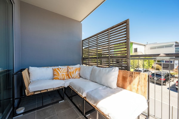 Cozy Central Wanaka Retreat - Walk To Town - Free Parking - Wanaka