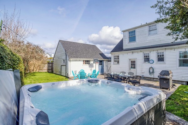Charming Home Near Seaside Beach, Golf, And Town Includes Hot Tub, Bbq, Fire Pit - Seaside, OR