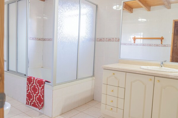 Gran Casa En Pucón Con Excelente Ubicación: Jacuzzi Y 6 Habitaciones Y 3 Baños - Pucon