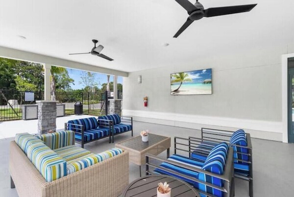 Luxury Living: Condo W/ Resort-style Amenities - Melbourne