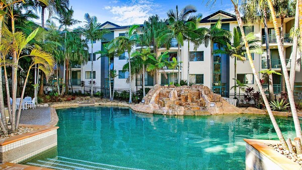 Beautiful Palm Beach - Beachfront 3 Bedroom Apartment - Linen Provided - Min. 3 Night Stays - Coolangatta