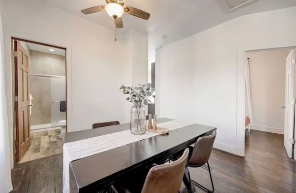 Cozy 2 Bedroom Downtown Milwaukee Apartment - Milwaukee, WI