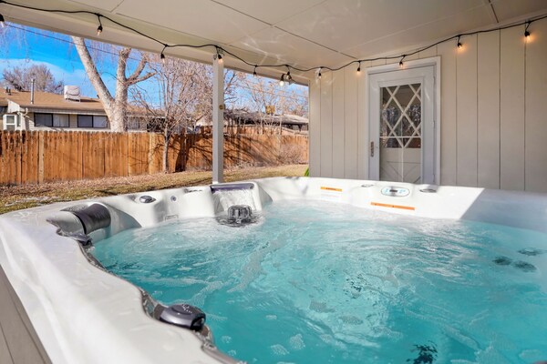 Olde Town Arvada Cowboy Den, 420 Hot Tub, Bball, Firepit & Bar! - Golden, CO