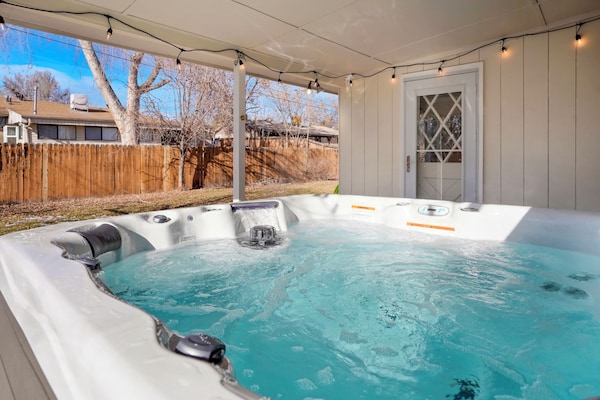 Olde Town Arvada Cowboy Den, 420 Hot Tub, Bball, Firepit & Bar! - Denver, CO