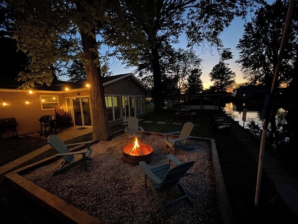 Relax Inn - Waterfront Luxury Island Cottage - Lakeview, OH