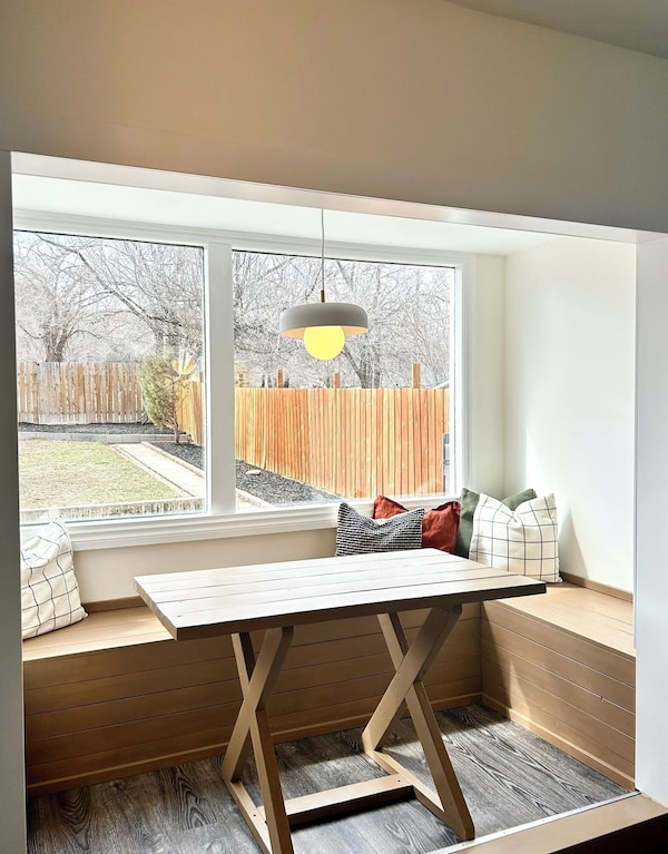 The Kode | 2 Bedroom Renovated Home - Drumheller