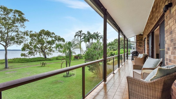 Luna - Absolute Beachfront - Nelson Bay