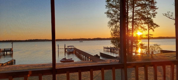 Relaxing 4 Br River Getaway W\/ Boat Dock! - Goose Creek State Park, Washington