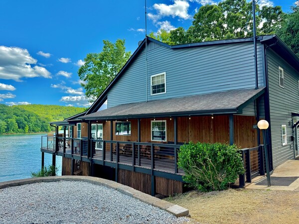 9 Bdrm Covered Dock, Firepit And Large Bar On Water, Baltic Hot Tub, Sleeps 26, - Norris Lake, TN