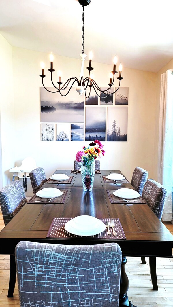 Luxury And Cozy Home, 5br, Hot Tub, Movie Theater, Game Room, Play Room And More - Calgary
