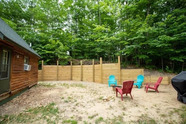 Cabin 2327 - Quiet Log Cabin Within Private Resort - ミシガン州