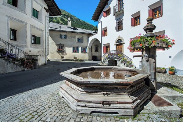 Attic Apartment In Bever Near St. Moritz - Fireplace, Antique Furniture, Dog-friendly - Zuoz