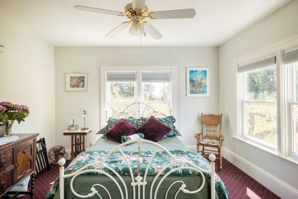 "The Hollies" Wine Country Victorian Farmhouse - Occidental, CA