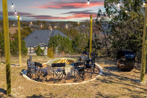 Cowboy Ridge - Luxe & Serene Gem: Cowboy Pool - Games - Fire Pits - Sleeps 12 - Buda, TX