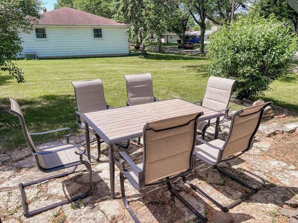 Close To Lambeau | 4br | Sleeps 8 | Dog-friendly - Green Bay, WI