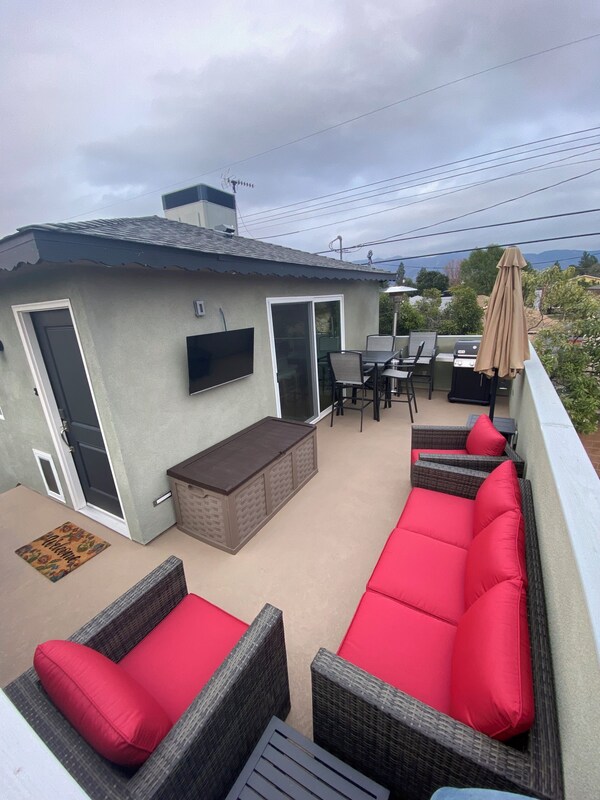 Clean Penthouse With Balcony - San Fernando Valley, CA