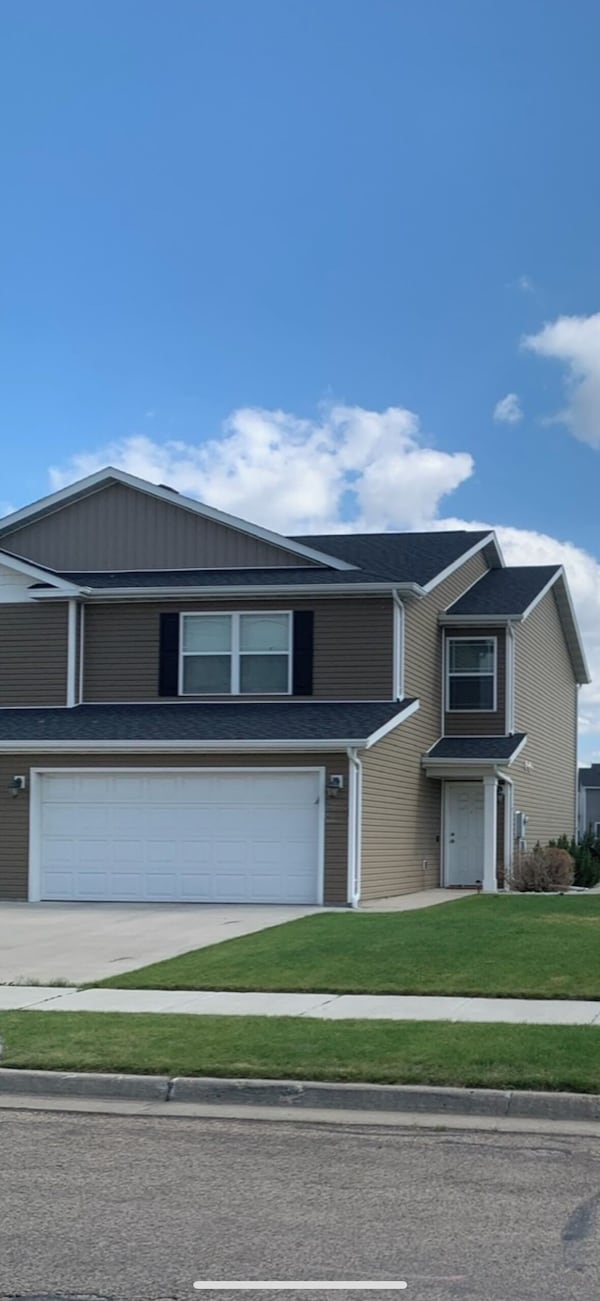 Welcome To Mollys Place! 3-bedroom Waterfront Townhome In Mandan - Bismarck, ND