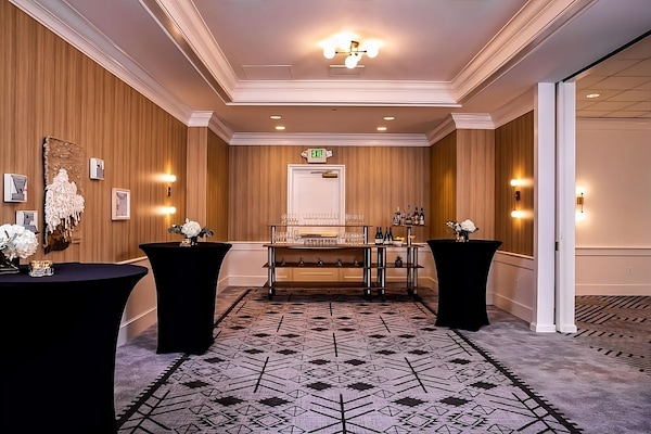 Spacious Unit, Pets Are Welcome! Near Pioneer Courthouse Square! - Beaverton, OR