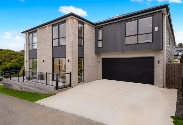 Super-large House 7 Ensuites & 4 Living Rooms - Auckland