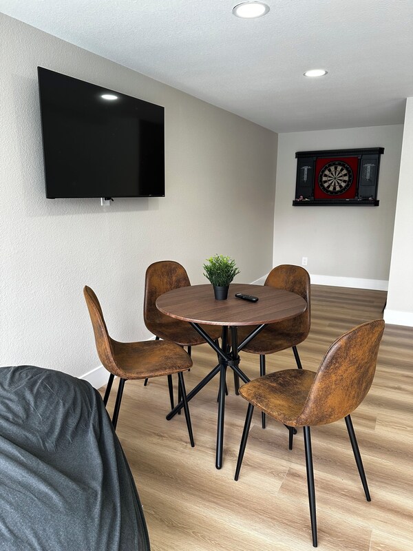 Iconic Home On The Links! Huge Open Space With Plenty Of Fun And Amenities! - Las Vegas, NV