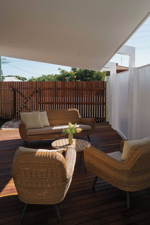 Relax & Unwind At Vic's Place Falcon Bay. Your Perfect Beach Side Escape Awaits! - Mandurah