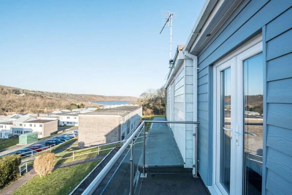 Charming Beach Chalet With Balcony & Sea Views - Pembrokeshire