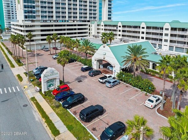 Amazing Oceanfront One Bedroom Condo With Spacious Balcony And Beautiful View. - Ormond Beach, FL