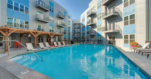 Cozysuites - Penrose On Mass With Pool & Parking #2 - 인디애나폴리스
