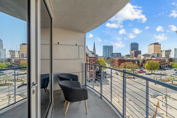 Cozysuites - Penrose On Mass With Pool & Parking #3 - Indianapolis, IN