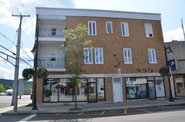 This Apartment Is A 2 Bedroom(s), 1 Bathrooms, Located In La Tuque, Qc. - La Tuque