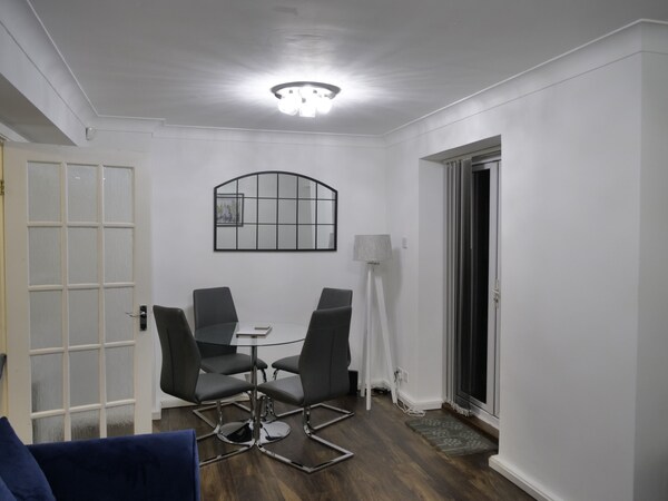 \Nspacious Appt|4 Beds|sleeps 5| Free Parking| Close To City| Netflix - Birmingham