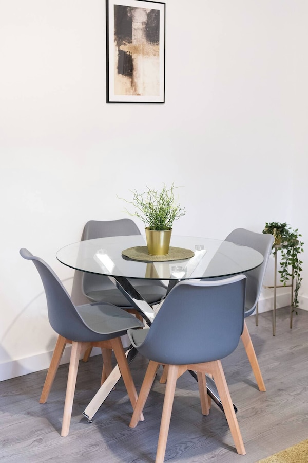 Discover Comfort At Our 2-bedroom Home In Dunfermline, Offering 3 Beds For A Relaxing Stay - Linlithgow Palace