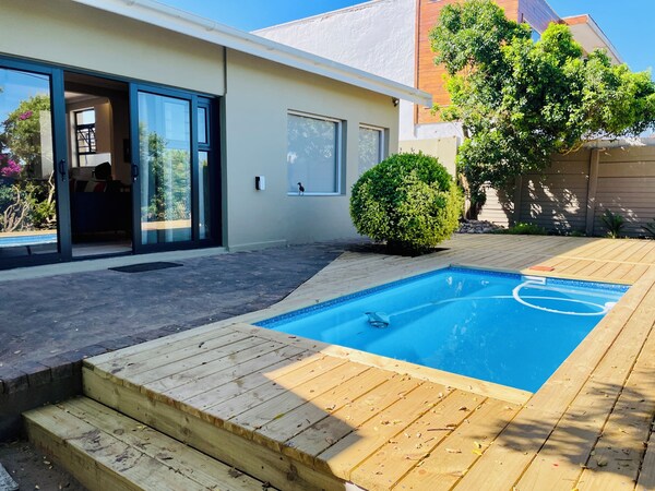 Sandy Toes Home: Renovated 5-bedroom Retreat Just Steps From Robberg Beach - Plettenberg Bay