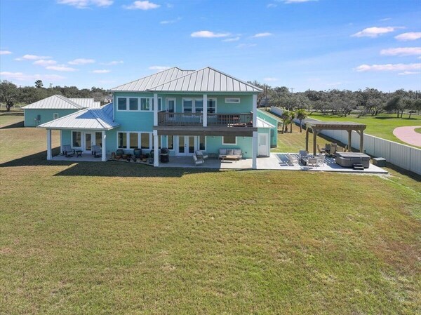 This Is Your Dream House! 2 Acres, Guest House, Beach, Pier, Hottub And More! - Rockport, TX