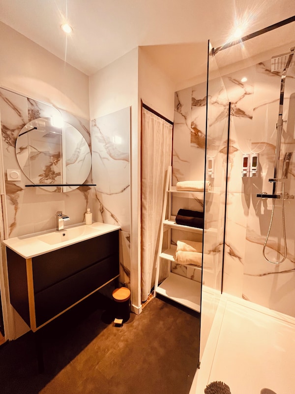 Casa Fresque 2 - ibis budget Nimes Centre Gare