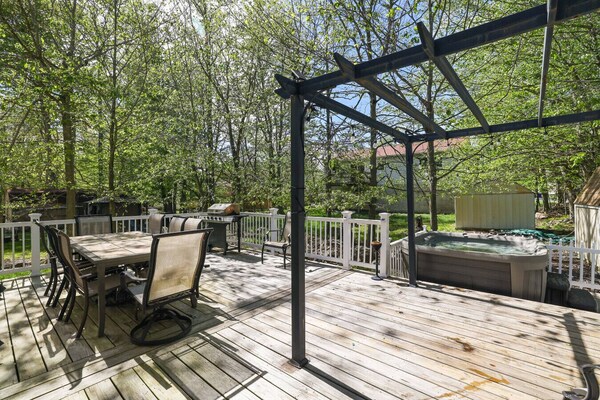 Poconos Gem  Hot Tub  Near All Attractions - Tobyhanna, PA