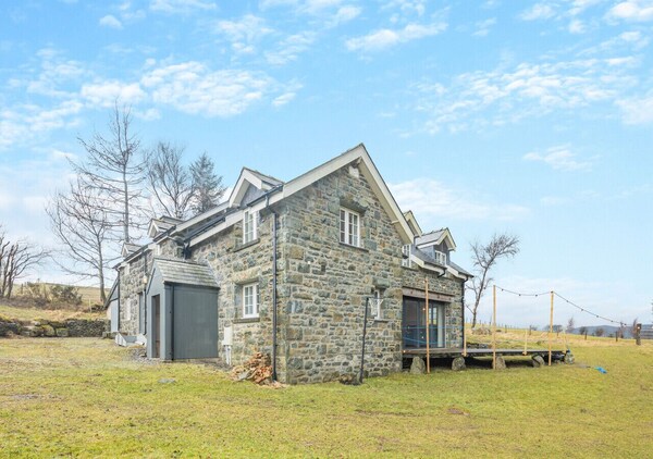 Ffridd Gymen - Four Bedroom House, Sleeps 8 - Bala