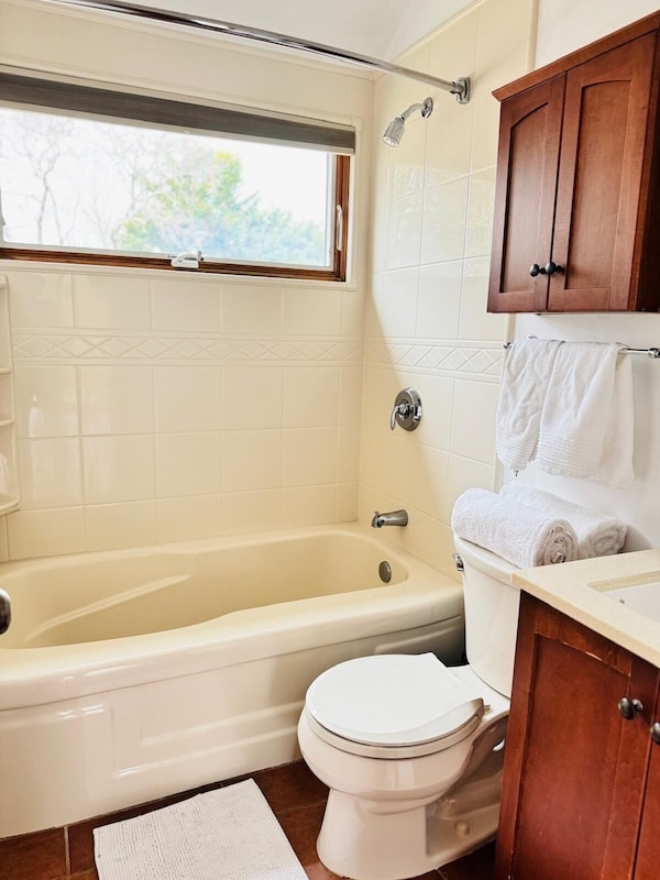 Southampton Cozy Cottage By The Beach - Riverhead, NY