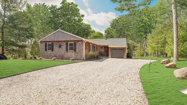Charming East Hampton Home, Private Pool, Fenced In Yard, Perfect For Families - Long Island, NY