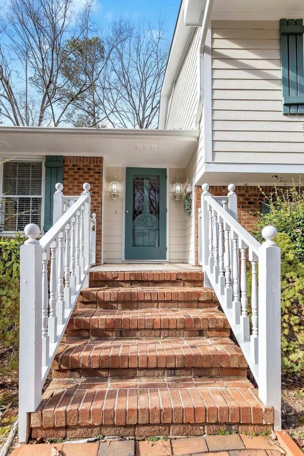 Pet Friendly Fenced In 4 Bdrm 3 Ba Dt Cary Home - Apex, NC