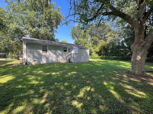 Gorgeous Fenced In Pet Friendly 3 Bdrm Dt Raleigh - Raleigh, NC