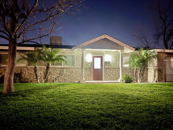 Chandelier Retreat 3br/2ba King Bed 85 Tv Netflix - Bakersfield, CA