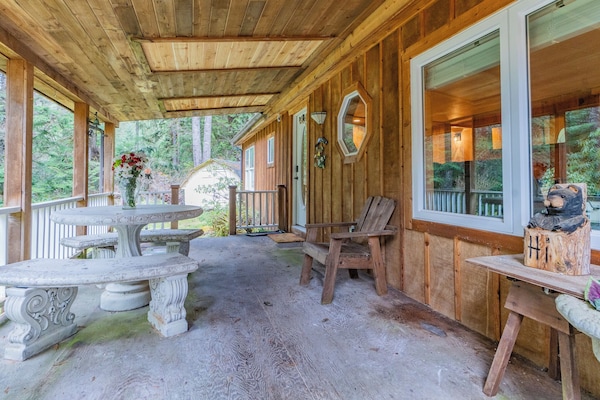 Cedar Cabin At Rainier Entrance W/ Hot Tub And Cinema - Mount Rainier, WA