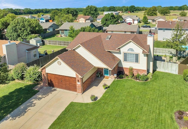 Prairie Peace - Family & Pet-friendly Home On Quiet Cul-de-sac W/ Games & Toys - Wichita, KS