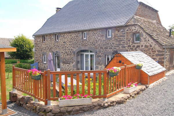 Gite De Groupe 15 Personnes Maximum 4 éToiles Animaux De Compagnie Acceptés - Cantal