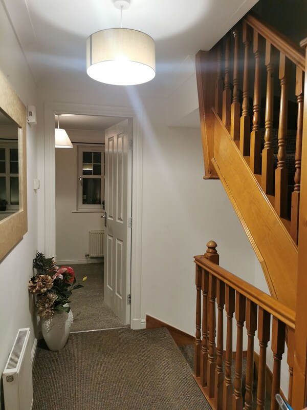 Charming 4 Bed Retreat- Can Sleep Up To 10/12 - Stockton-on-Tees