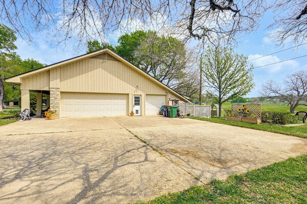 Golf Course Views: Family Home W/ Yard In Salado! - Salado, TX