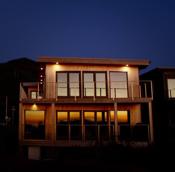 Oceanfront Getaway W/stunning Views & Soaking Tub - Manzanita, OR